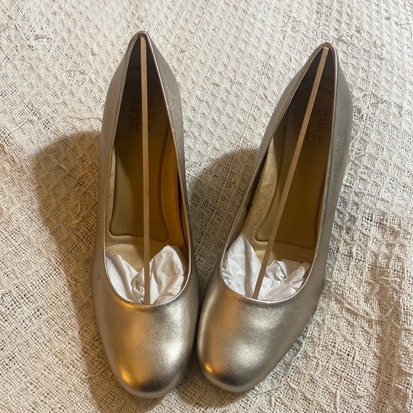Naturalizer | Shoes | Nwt Pretty Chrometoned Naturalizer Pumps | Poshmark